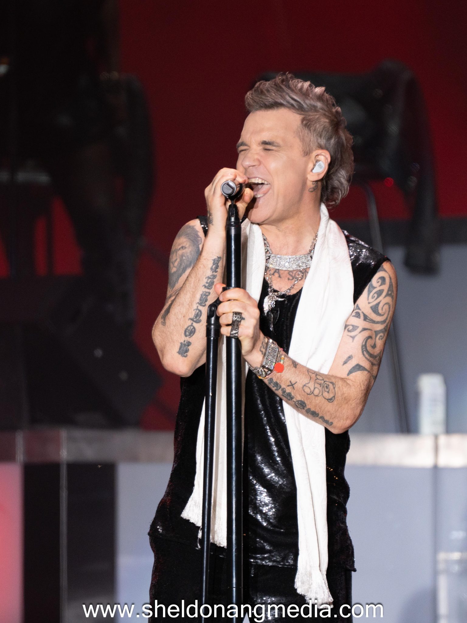 Live Review: Robbie Williams in Perth - 25 Years of Hits Australian ...
